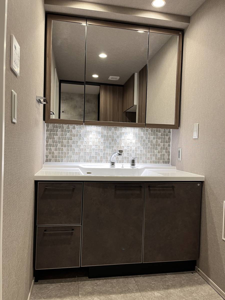 【未使用に近い】LFS-14 【モデルルーム展示品】 タカラスタンダード 洗面化粧台 W1210 三面鏡 カウンター一体型洗面ボウルの落札情報 ...