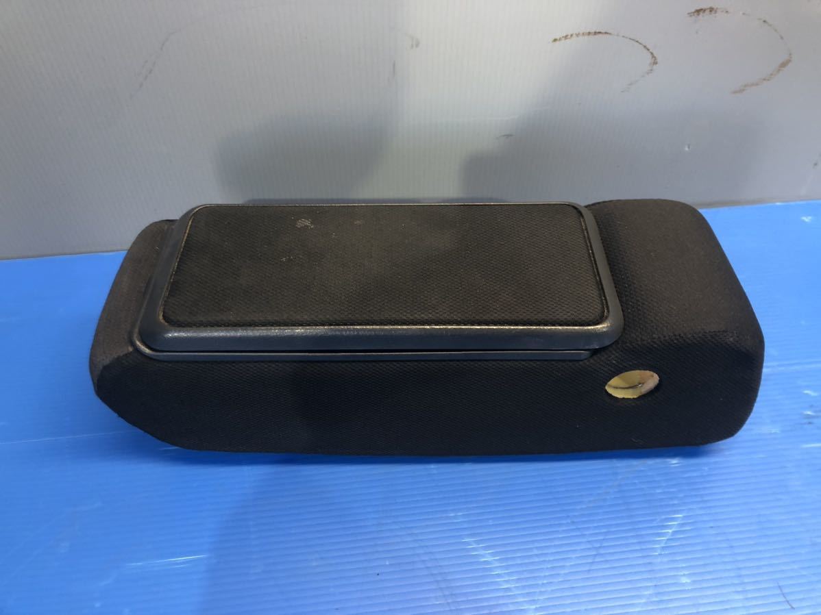 【やや傷や汚れあり】30881)ダイハツ ウェイクLA700S-0093520アームレスト センターコンソールブラック送料1380円(北海道 ...