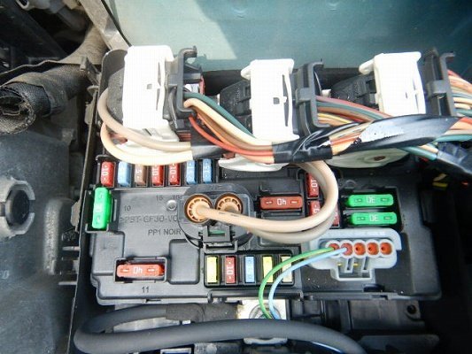 【傷や汚れあり】シトロエン C3 セダクションレザー A5 2016年 A5HM01 BSM エンジンアクセサリユニット ヒューズボックス ...