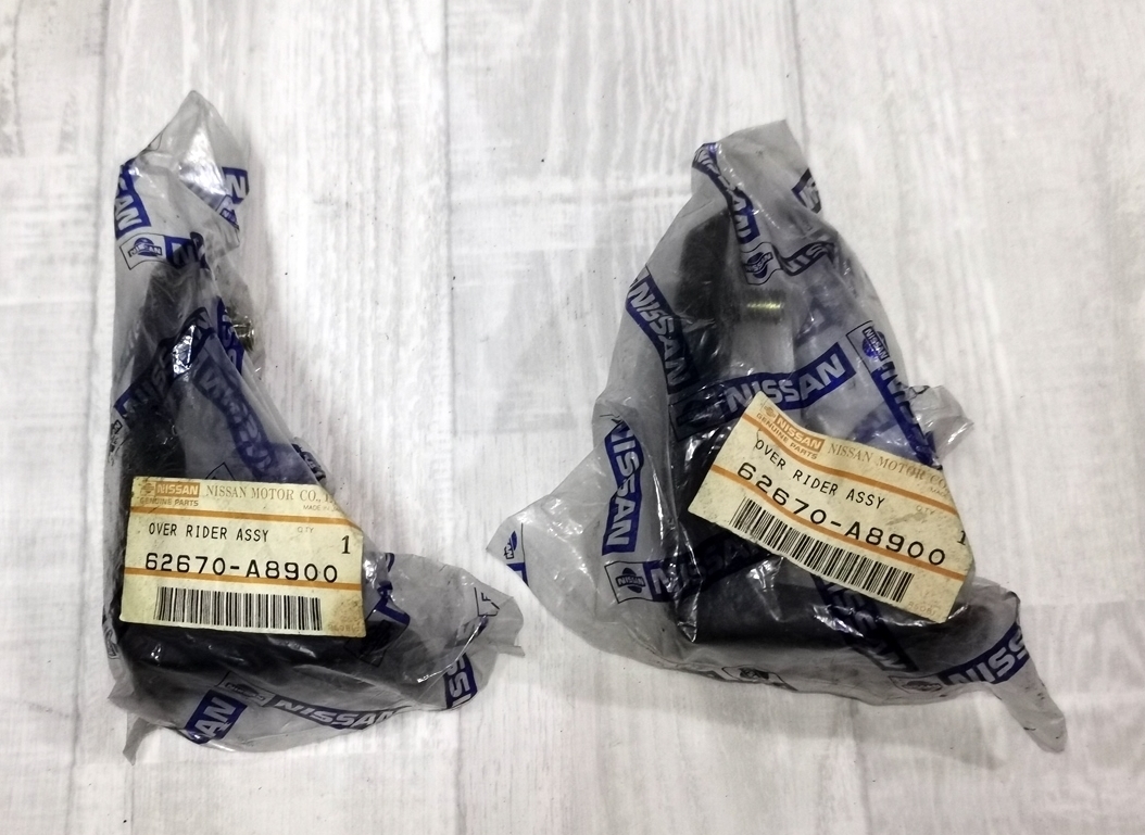 【未使用】新品未使用 日産 ブルーバード 510 純正 オーバーライダー ゴム 62670-A8900 メッキバンパー 旧車 ブル ダットサン ...