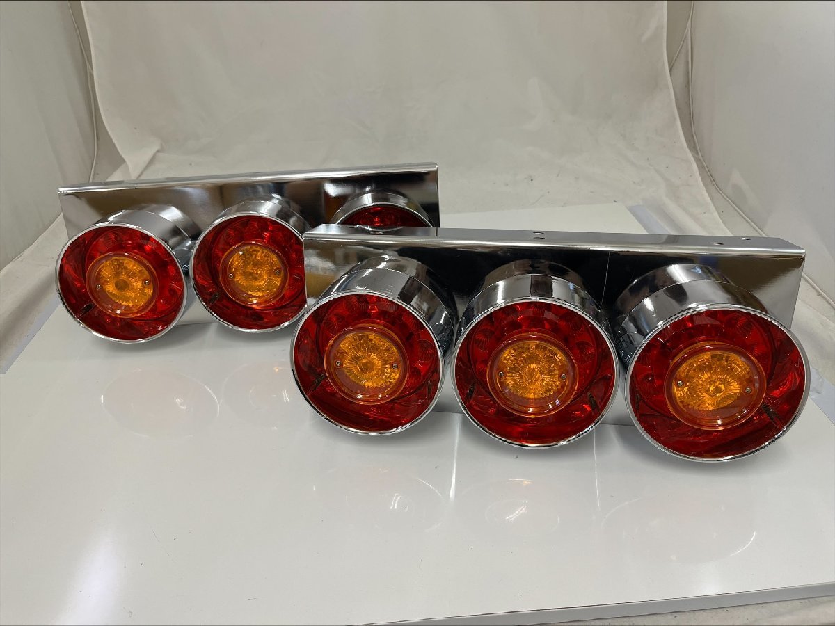 【やや傷や汚れあり】[送料無料] 24V トラックテールランプ 左右セット 3連 テールライト メッキ テールボックス デコトラ 日野 ふそう ...