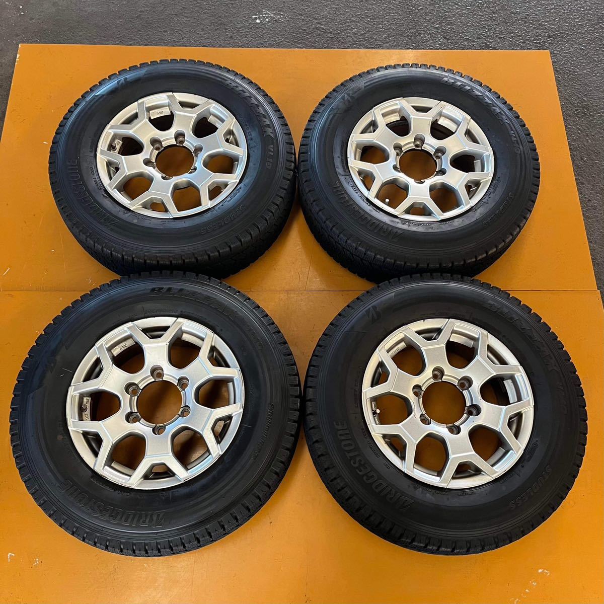 【目立った傷や汚れなし】【6308】 195/80R15 107/105L LT 4本セット冬タイヤ BRIDGESTONE BLIZZAK VL10バリ山2022年15X6J ＋33 6穴 ...