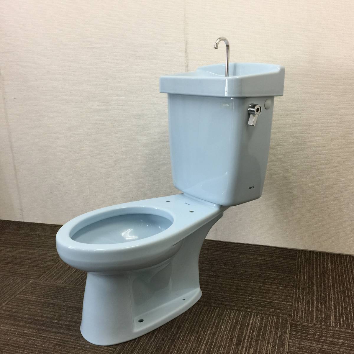 【中古・訳あり】TOTO☆トイレ便器(床下排水)☆洋式便器「C14」と三角タンク(隅付タンク)「S670」のセット☆#SM2(パステルブルー)の落札情報詳細 - ヤフオク落札価格検索 オークフリー