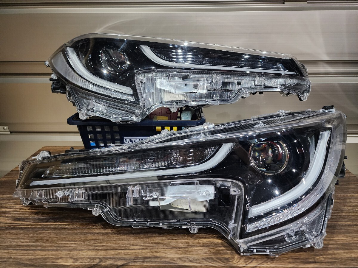 【やや傷や汚れあり】カローラスポーツ カローラツーリング ヘッドライト KOITO LED 左 右 トヨタ 12-632 刻印M ZWE ...