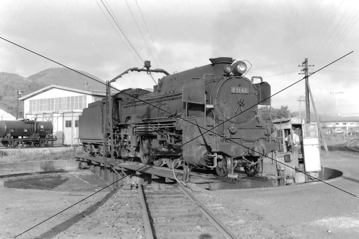 【目立った傷や汚れなし】D51-62ナメクジ長工式デフ〔深〕＝昭和40年代のSLモノクロネガ35mm1コマ/留萌支区/単機・転車台上/S43.8.14・著作権譲渡証明書=有りor無しの落札情報 ...