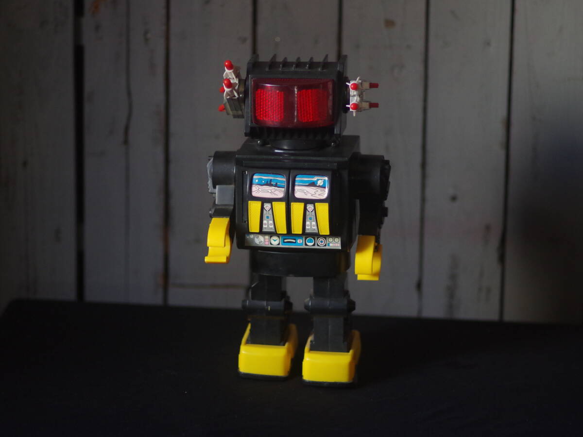 【やや傷や汚れあり】M11660 INVADER ACTION ROBOT インベーダー アクション ロボット ジャンク 全長33cm 通電OK 動きません 現状 80サイズ 0612の落札 ...