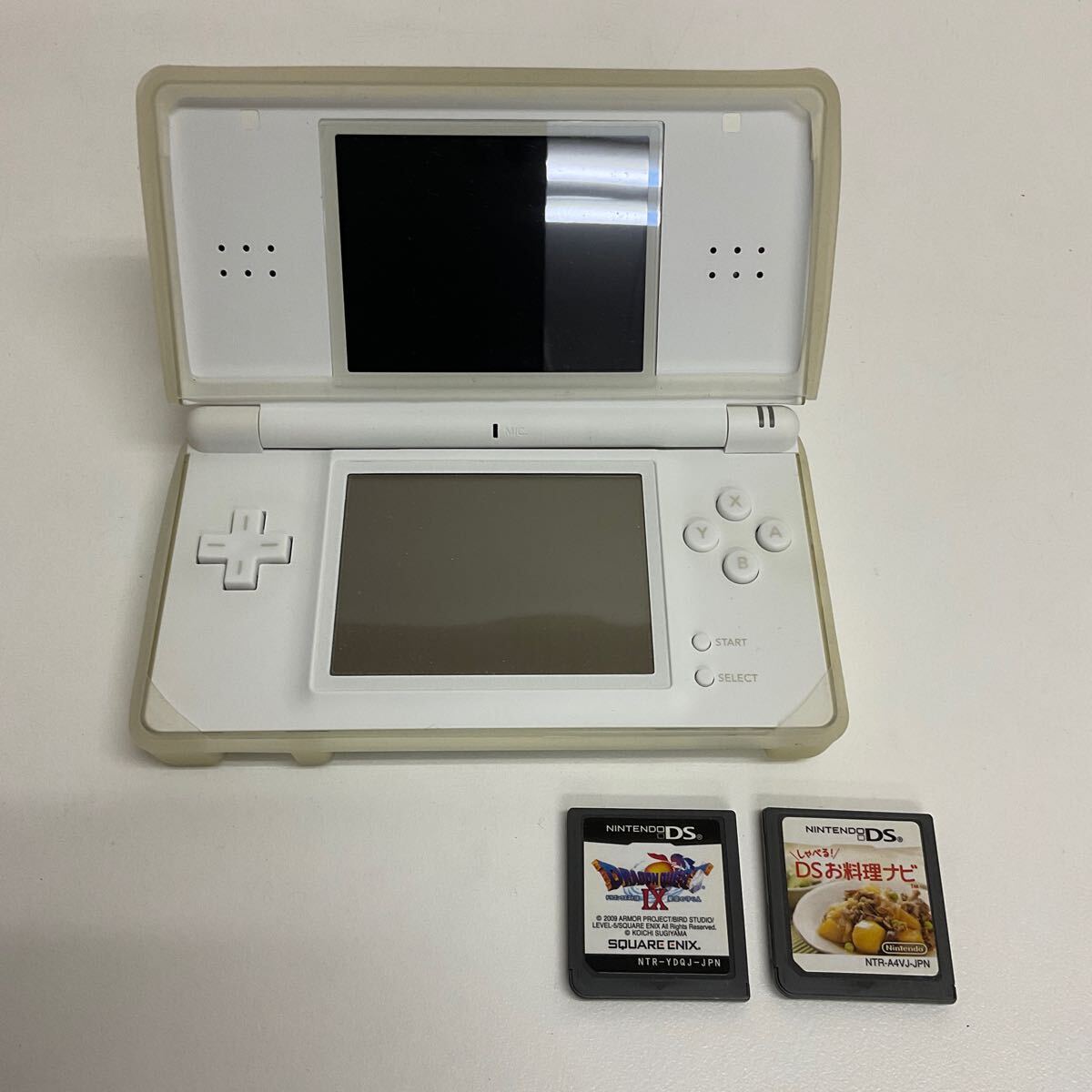 【やや傷や汚れあり】代DM11-60Y Nintendo 任天堂 DS Lite USG-001 ホワイト ゲーム ゲーム機 カバーあり 充電 ...