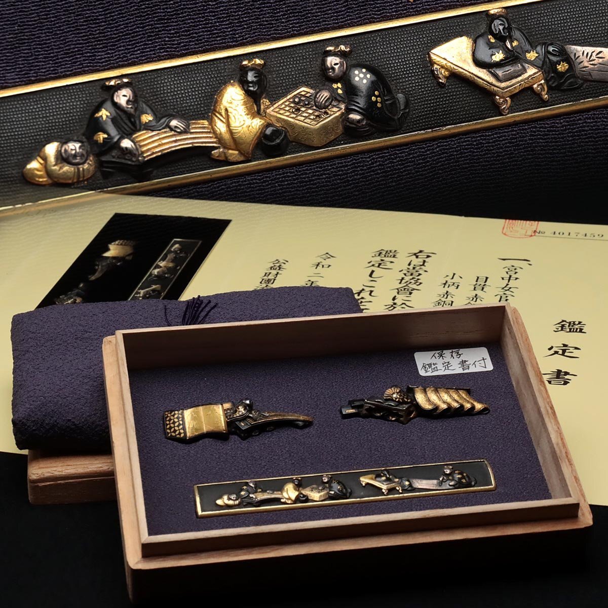 【やや傷や汚れあり】EX310 時代刀装具 無銘 加賀後藤 赤銅地容彫/魚々子地高彫金色絵 宮女・琴棋書画図 二所物 総重48g 木箱附 鑑定書付 古金工の落札情報詳細 - Yahoo ...