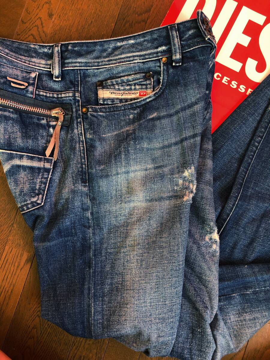 【目立った傷や汚れなし】 W84 DIESEL ディーゼル 高級 イタリア製 ブリーチ ダメージ加工 インディゴ ストレート デニムパンツ メンズ 即決 即納 55dsl y2k 1382の ...