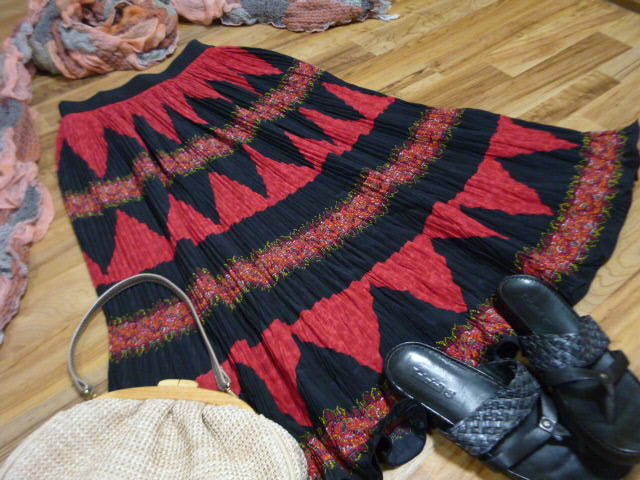 【目立った傷や汚れなし】美品 CALLORE 鮮やか 黒 赤 オリエンタル 幾何学風柄 シワプリーツ加工 マキシ丈 フレアースカート M 9 ...