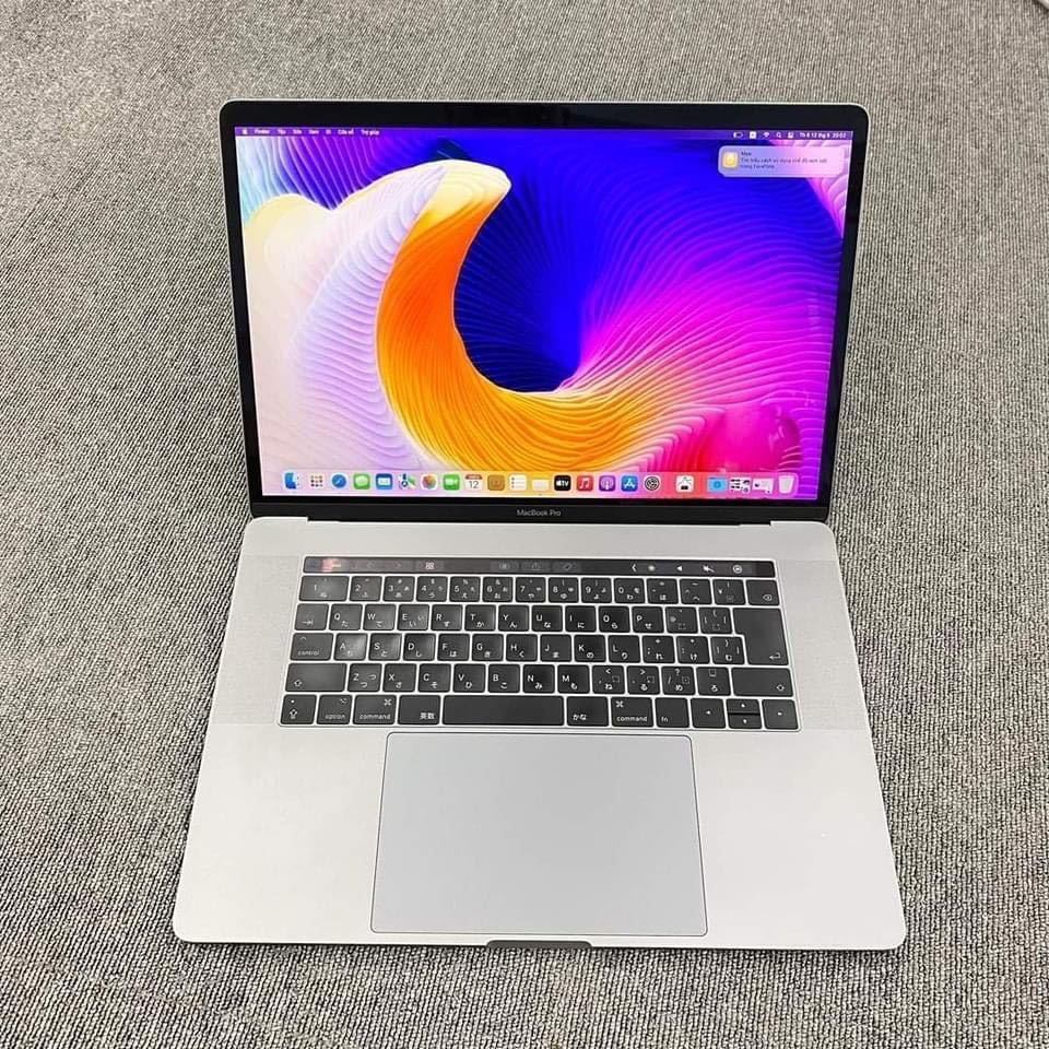 【やや傷や汚れあり】MacBook Pro 2017 Core i7/16/512/Radeon pro 560x4G/ touchbarの ...