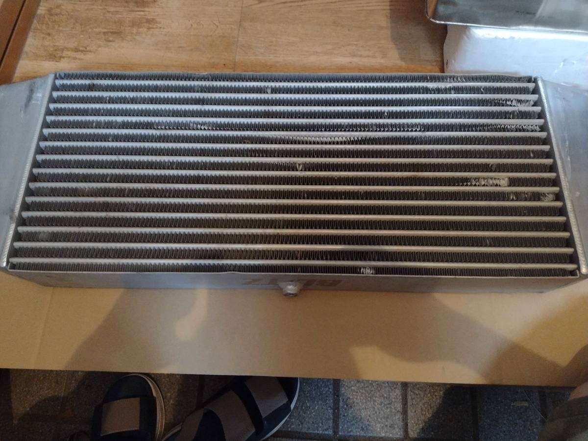【未使用】三菱ふそうFUSO純正インタークーラー黒X銀色 INTERCOOLER 約27cmX2.4cmX4mmエンブレム1個新品＊在庫納期 ...
