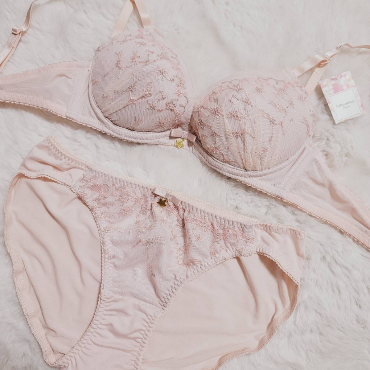 【未使用】【タグ付き新品未使用】 Tutuanna☆ブラショーツセット☆ブラジャー&フルバック☆優しげピンク☆ラメ糸刺繍☆スターチャーム付きの