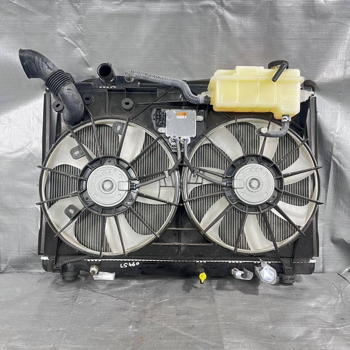 【目立った傷や汚れなし】エ3 レクサス USF40 LS460 後期 電動ファン ラジエーター コア 422135-8390 89257 ...