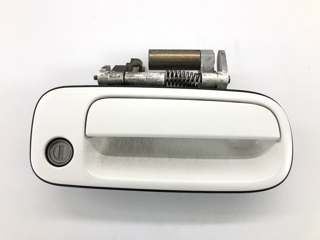 【傷や汚れあり】_b177827 トヨタ マークⅡ 2.0 グランデ トラント GX100 アウターハンドル フロント 右 F/RH ドアノブ キャッチ 28Y JZX100 JZX105 ...