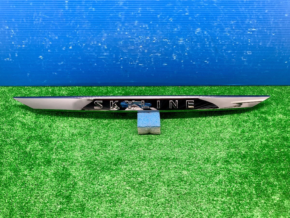 【やや傷や汚れあり】409_6 V37 スカイライン リアガーニッシュ フィニッシャ スモークメッキ インフィニティ Q50 84810 ...