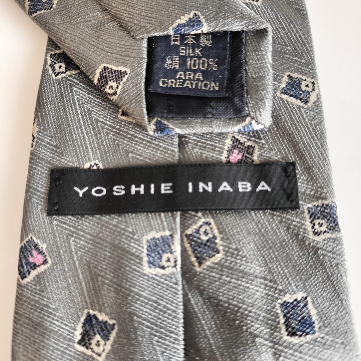 【目立った傷や汚れなし】yoshie inaba（ヨシエイナバ）灰色四角デザインネクタイの落札情報詳細 - Yahoo!オークション落札価格検索 オークフリー