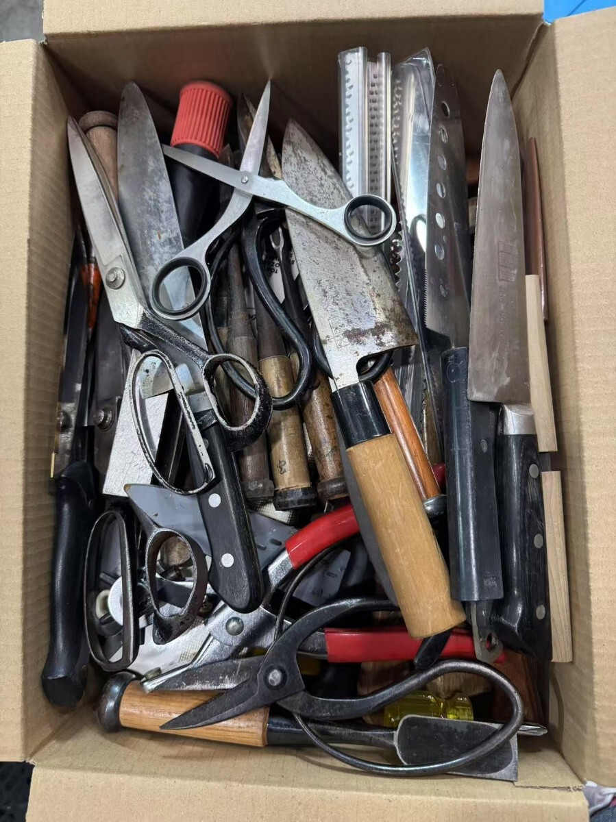 【傷や汚れあり】4)工具 大量 約15kg まとめ DIY 大工 ツール モンキー レンチ ドライバー 替刃 のこぎり スケール スパナ 鋏 包丁いろいろ ジャンク 中古の落札情報詳細 ...