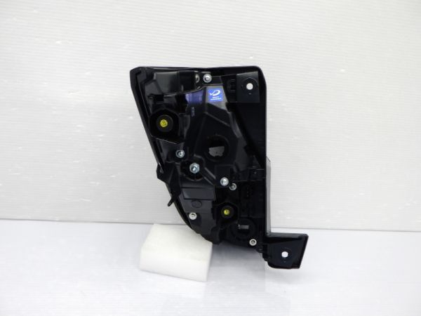 【目立った傷や汚れなし】T42061 ヴォクシー 90系 右テールランプ KOITO V1-8 MZRA90W/MZRA95W/ZWR90W/ZWR95W VOXYの落札情報詳細 ...