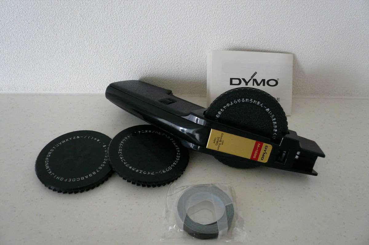 ダイモ DYMO M-1585(6・9ミリテープ用） DM1585-B(黒) 文字盤3枚付 アルファベット・数字/ひらがな/カタカナの落札情報詳細 - ヤフオク落札価格検索 オークフリー