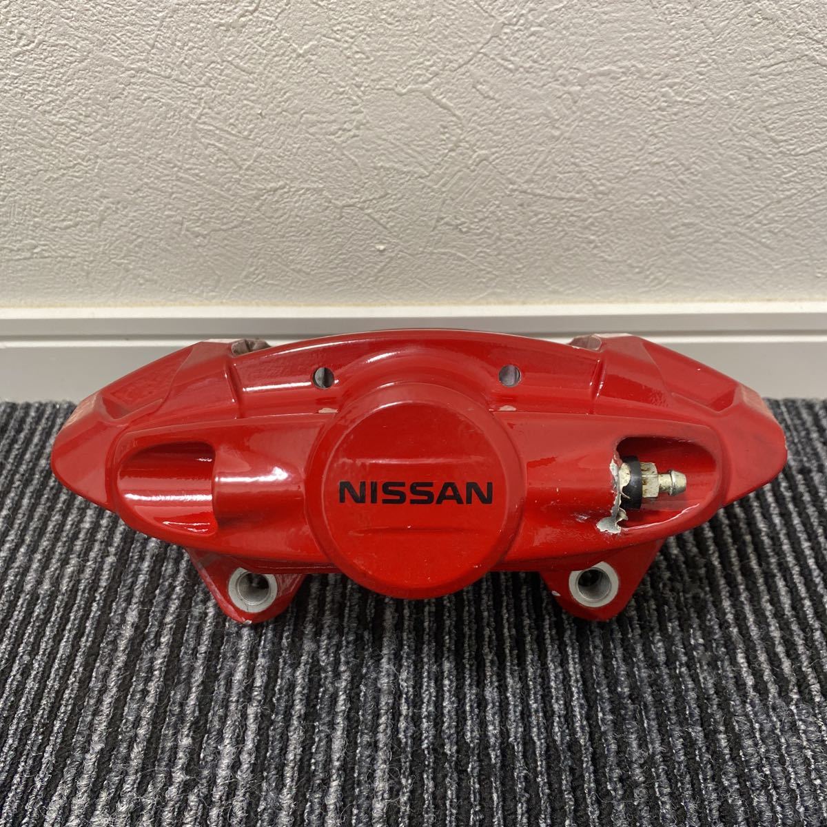 【やや傷や汚れあり】中古 美品 日産 Z34 フェアレディz 純正 左 助手席 アケボノ リア キャリパー 赤 レッド ビックキャリパー