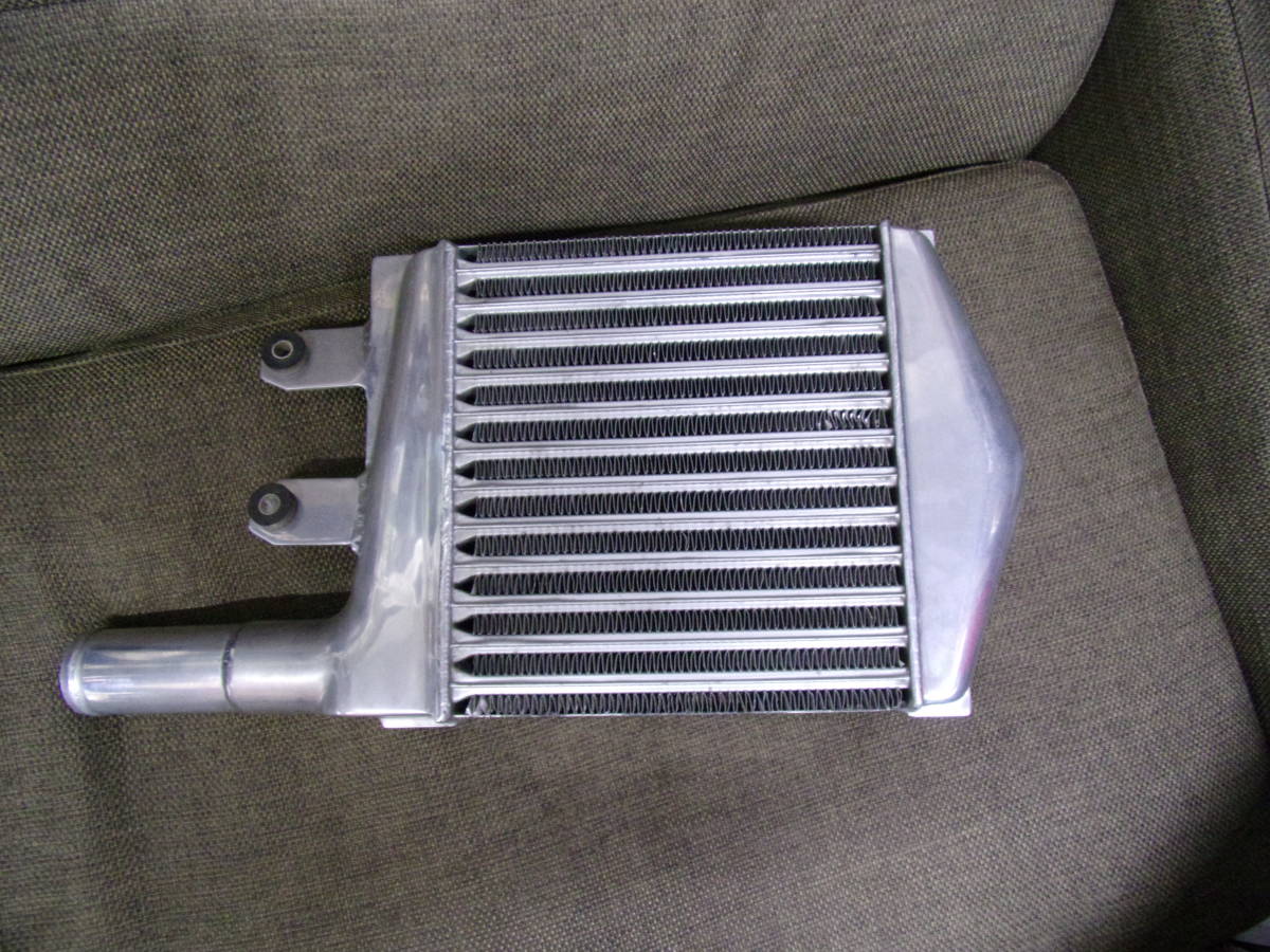 【未使用】三菱ふそうFUSO純正インタークーラー黒X銀色 INTERCOOLER 約27cmX2.4cmX4mmエンブレム1個新品＊在庫納期 ...