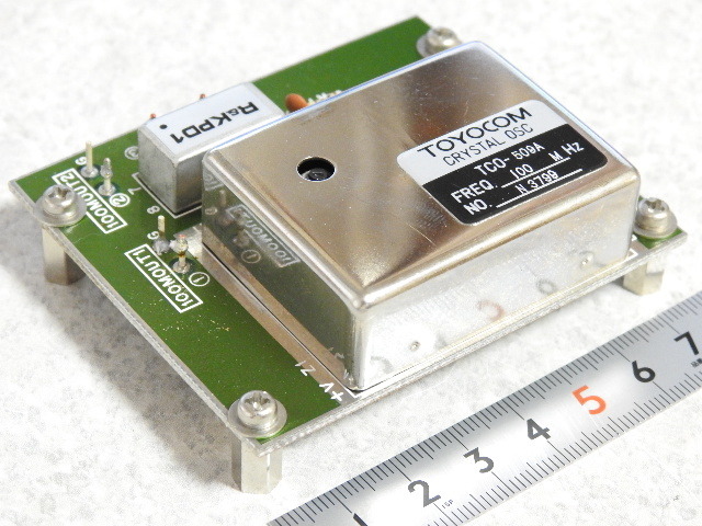 【傷や汚れあり】【ジャンク測定器】 TOYOCOM TCO-509A 100MHz CRYSTAL OSC +12V 基板実装2分配出力(R ...