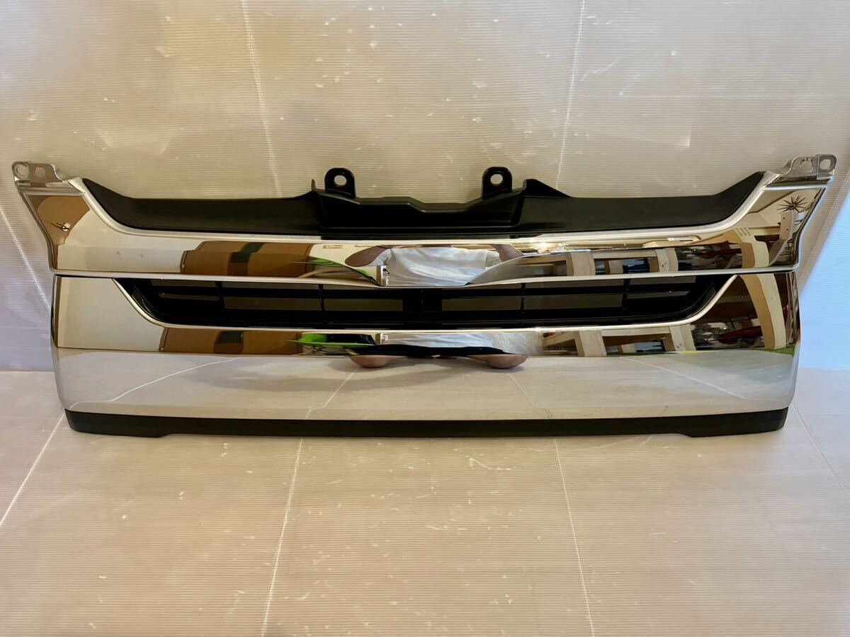 【やや傷や汚れあり】【送料無料】468E トヨタ ハイエース 200 4型 フロントグリル ラジエターグリル 53100-26370 ...