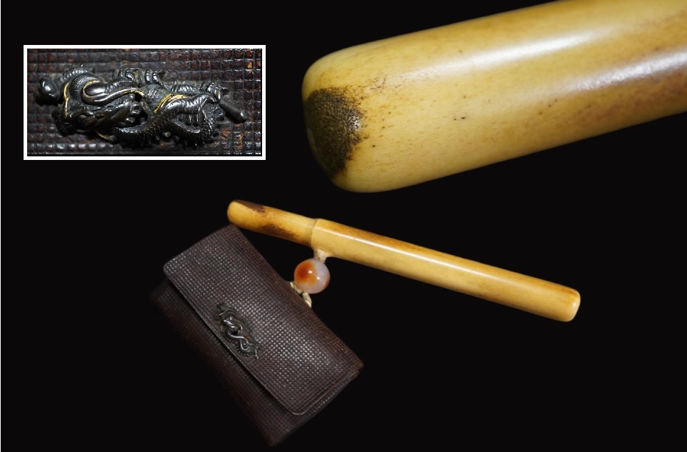 【やや傷や汚れあり】D5074-4 時代 煙草入組物 [本革 叺/赤銅地 龍図 前金具 裏座金象嵌竹図彫] [鹿角煙管筒] [瑪瑙緒締玉] 腰 ...