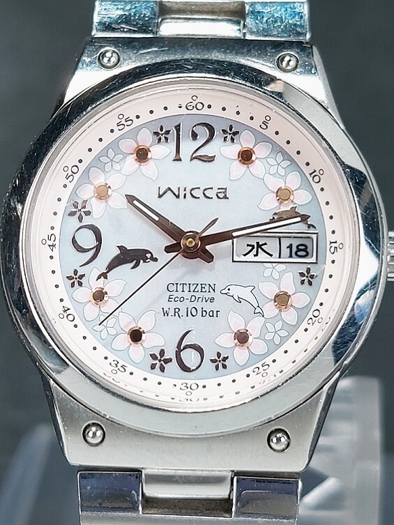 【目立った傷や汚れなし】美品 CITIZEN シチズン WICCA ウィッカ E001-S017491 アナログ ソーラー 腕時計 花柄 メタルベルト ステンレス デイデイト 動作確認済みの ...