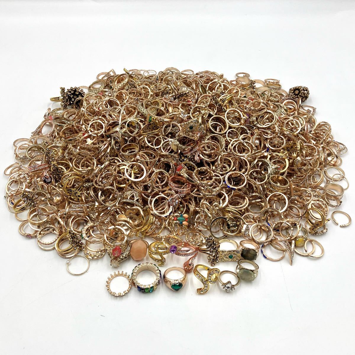 【やや傷や汚れあり】超大量!!3kg超え!!石付き!! ゴールドカラーリングおまとめ m 約3003.0g 指輪 ring gold メデ CZ ビジュー パール アンティーク EB4 ツ75 ...