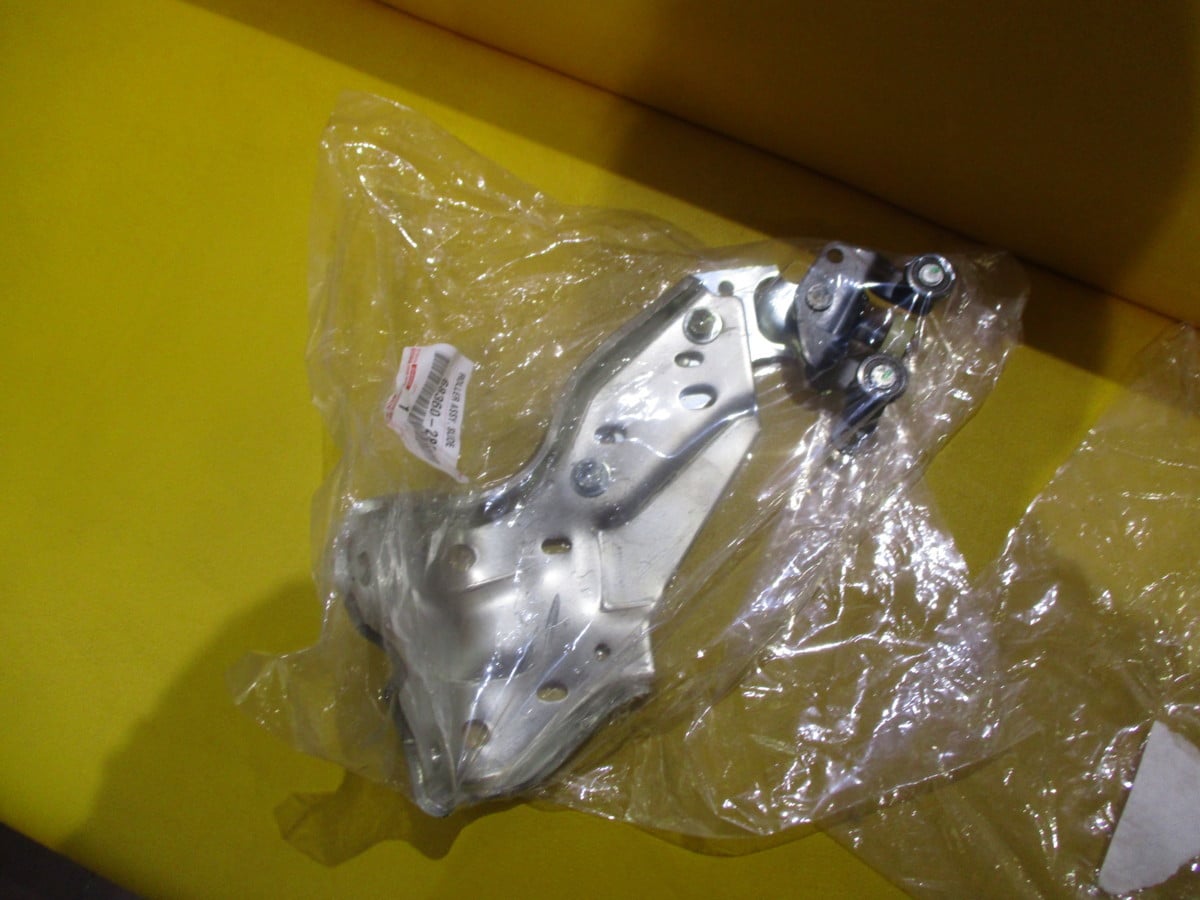 【新品】新品★トヨタ純正 20系エスティマ AHR20W★スライドドアローラー左右セット★68360-28080/68350-28060★即納 ...