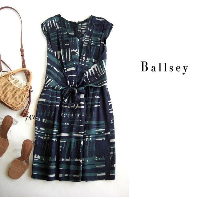 【目立った傷や汚れなし】ボールジィBallseyフロントリボンプリントワンピースTOMORROWLANDトゥモローランド ネイビーブルー 38 送料185円の落札情報詳細 - ヤフオク落札価格 ...
