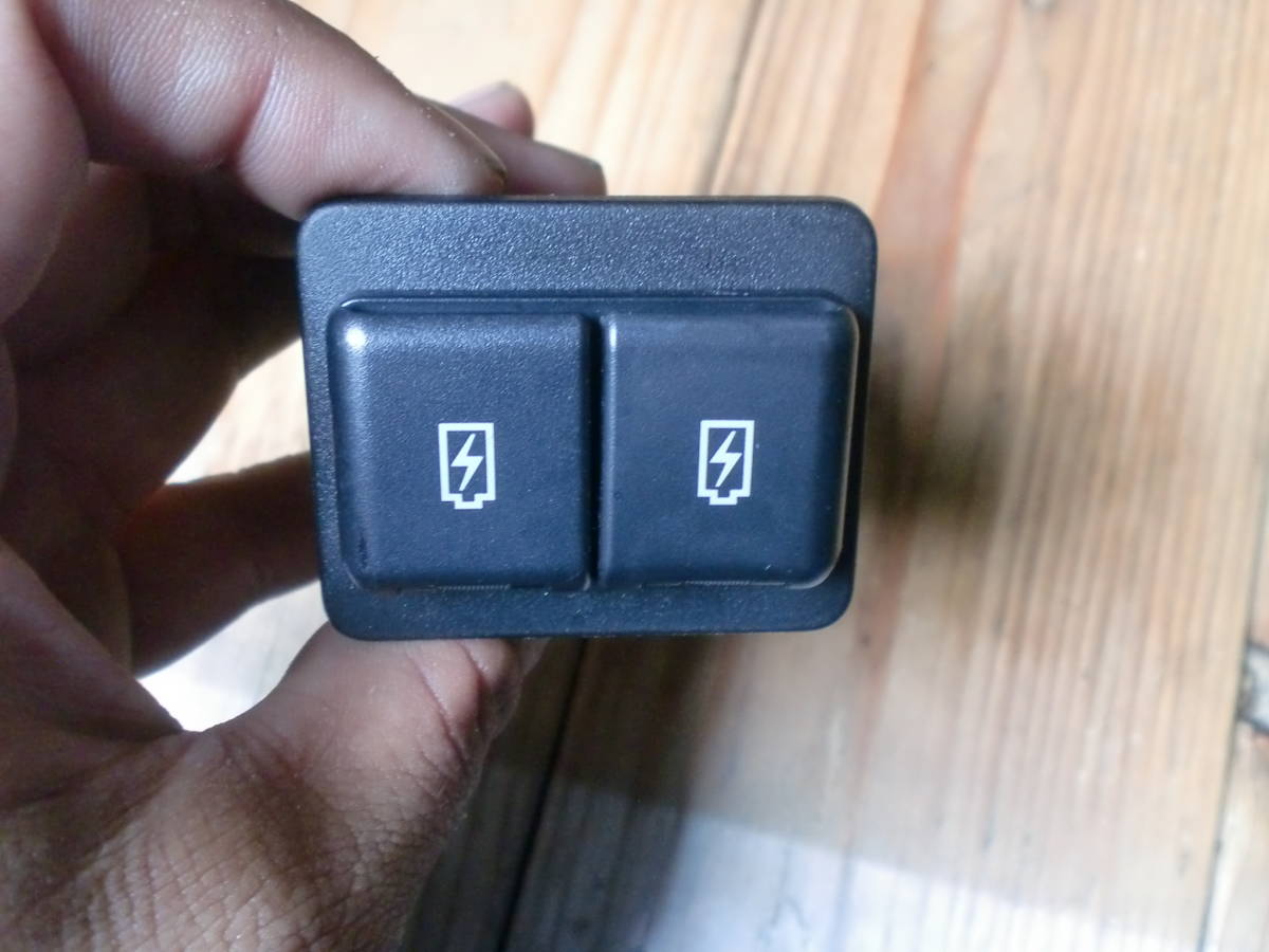 【やや傷や汚れあり】DA17V DA17W エブリィ エブリィワゴン インパネ USBソケット 2個 39470-83S00 希少 ベースに ...