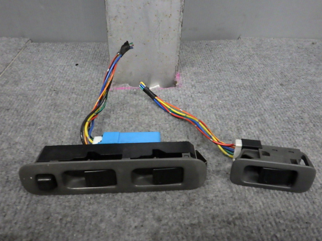 【やや傷や汚れあり】送料無料 売り切り JB23W ジムニー パワーウインドウスイッチ左右 05-05-30-205 C3-G3-2C スリー ...