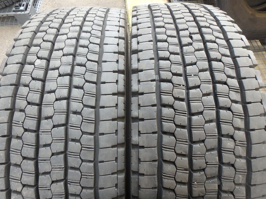 【やや傷や汚れあり】D596 2022年製 送料無料【295/80R22.5 153/150】ブリヂストン W999 スタッドレス 2本 約7 ...