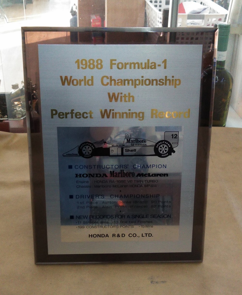 【やや傷や汚れあり】1988 Formula-1 World Championship With Perfect Winning Record 記念盾 HONDA Marlboro ...