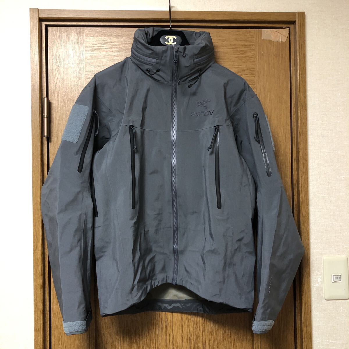 【目立った傷や汚れなし】ARC'TERYX LEAF ALPHA JACKET GEN 2 WOLF XS 胸ロゴ刺繍 アークテリクス リーフ ...