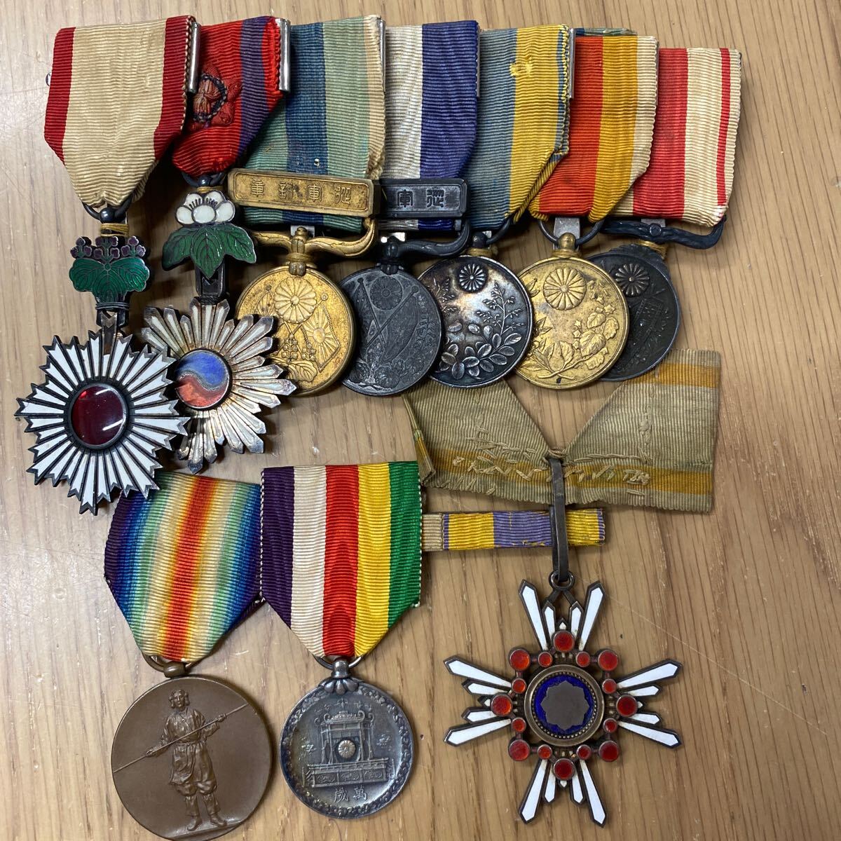 【やや傷や汚れあり】【J41】アンティーク コレクション 勲章 おまとめ 瑞宝章 単光旭日章 支那事変 従軍記章 勲章 記章 徽章 旧日本軍 大韓帝国 太極勲章の落札情報詳細 - Yahoo ...