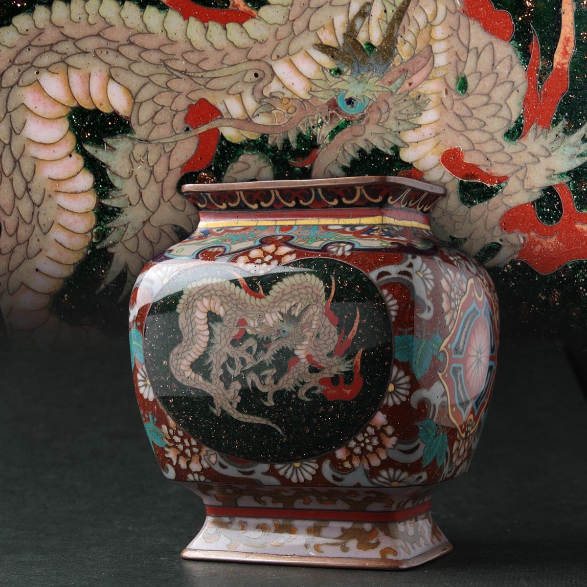 【やや傷や汚れあり】EW290 明治金工 七宝花瓶・有線七宝龍鳳凰文四方小花瓶 高10.2cm 重252g 木箱附・景泰藍龍鳳圖小瓶の落札情報詳細 - Yahoo!オークション落札価格検索 ...