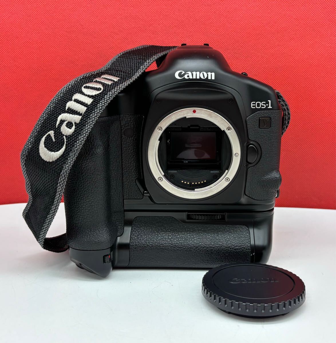 【やや傷や汚れあり】# Canon EOS-1 V フィルムカメラ 一眼レフカメラ ボディ シャッター、露出計OK 動作確認済 POWER DRIVE BOOSTER PB-E2 キャノンの ...