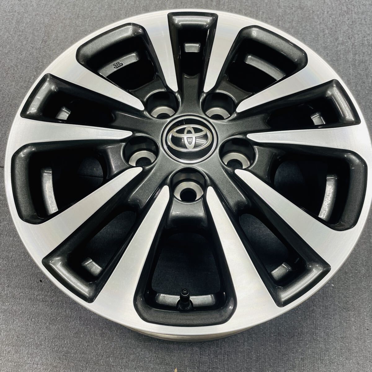 【目立った傷や汚れなし】J19★新車外し ノア・ヴォクシー・エスクァイア 80系 ZRR80 ZWR80 後期 純正 15インチ アルミ ホイール1本★15x6.0J PCD114.3 ...