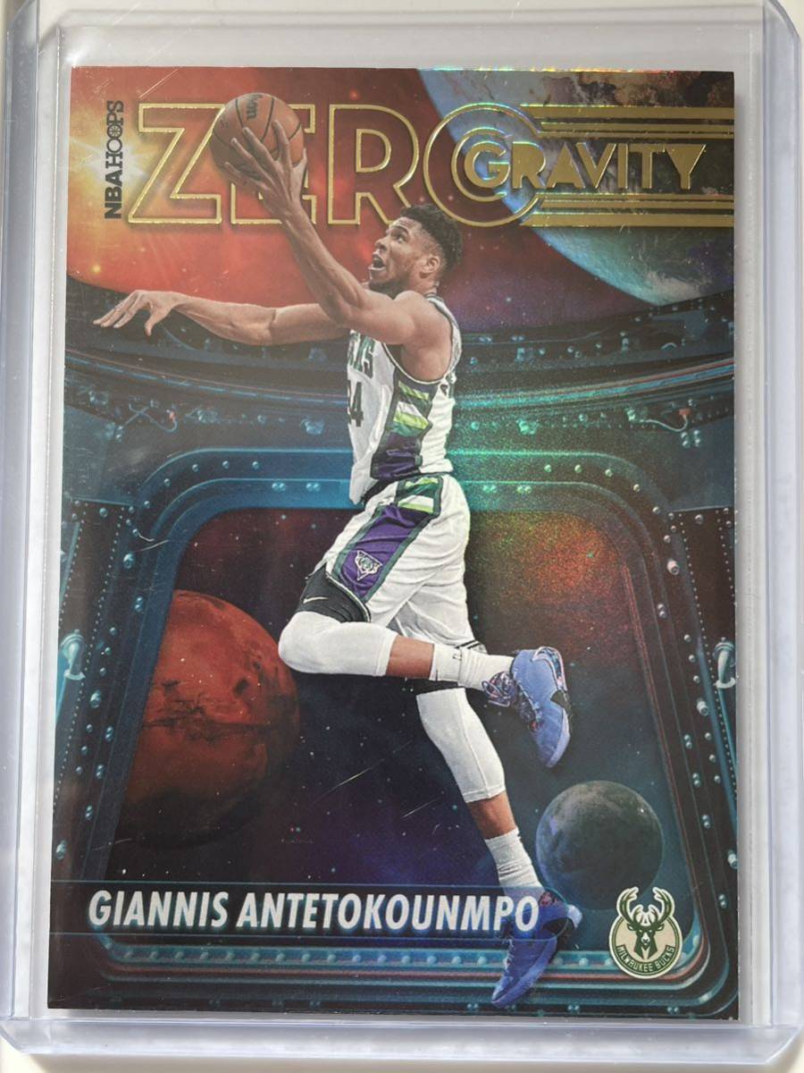 【未使用に近い】Giannis Antetokounmpo NBA Hoops Zero Gravity Holo NBA カード 2022/ ...