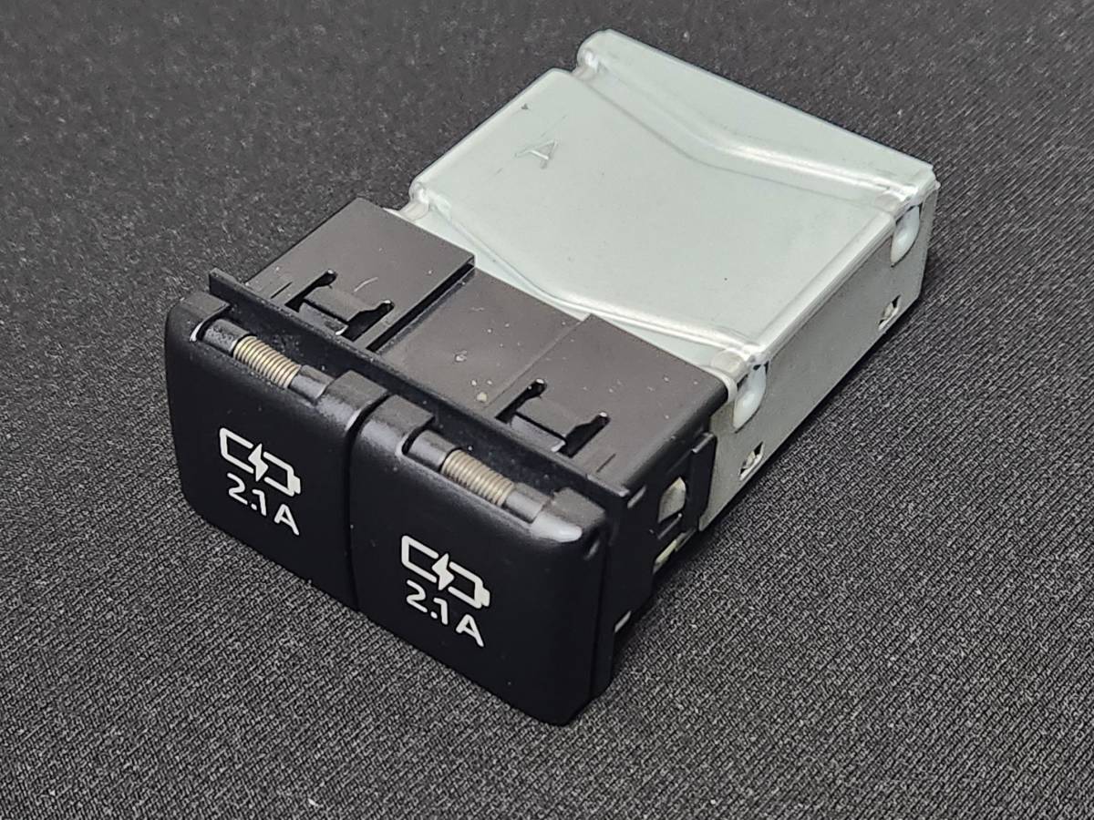 【目立った傷や汚れなし】トヨタ純正 USBソケット 85532-33010 本体のみの落札情報詳細 - Yahoo!オークション落札価格検索 ...