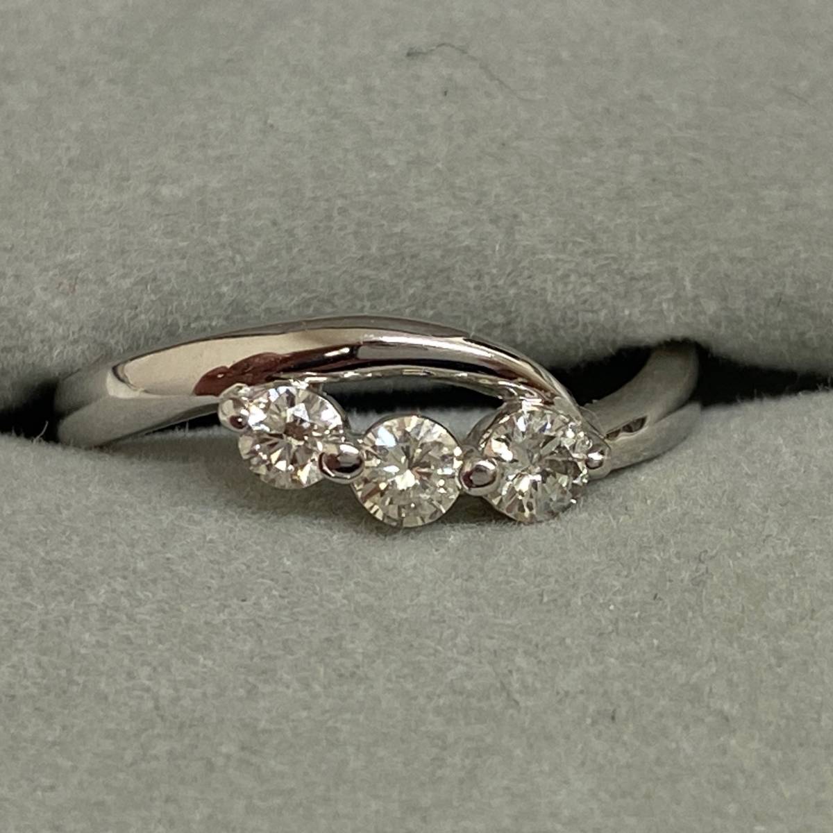 【やや傷や汚れあり】G0609 Pt900 プラチナ リング 指輪 ダイヤモンド D0.30ct 3粒 メレダイヤ 2.8gの落札情報詳細 - ヤフオク落札価格検索 オークフリー