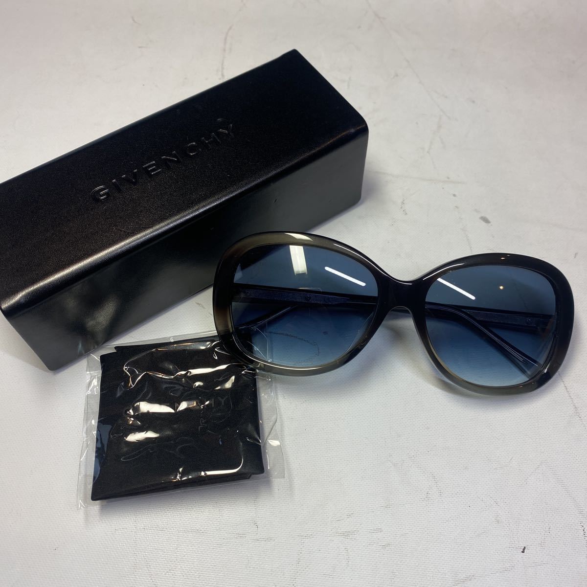 【未使用】【新品未使用】GIVENCHY ジバンシー SGV842G 58 17 COL.09Q8 140 サングラス クリアブラック ブルー系グラデーションレンズ g23081603の落札 ...