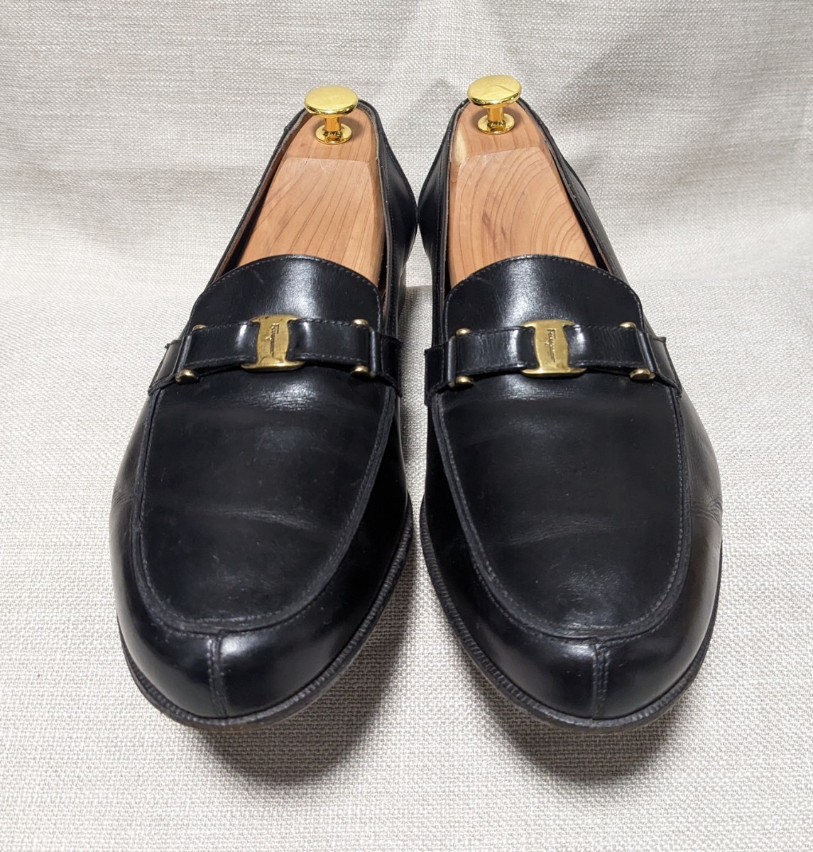 【目立った傷や汚れなし】Ferragamo ヴァラ ビットローファー 26.5cm 8.5EE 黒 ブラック 革靴 レザーシューズ ドレス ビジネス イタリア製 金 ゴールド ラバーソールの ...