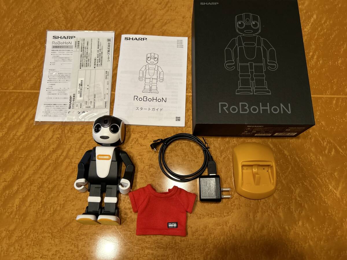 【やや傷や汚れあり】【美品】送料無料 RoBoHoN SHARP ロボホン SR-04M-Y 本体＋ROBO-UNI 公式服 + 卓上ホルダー ...