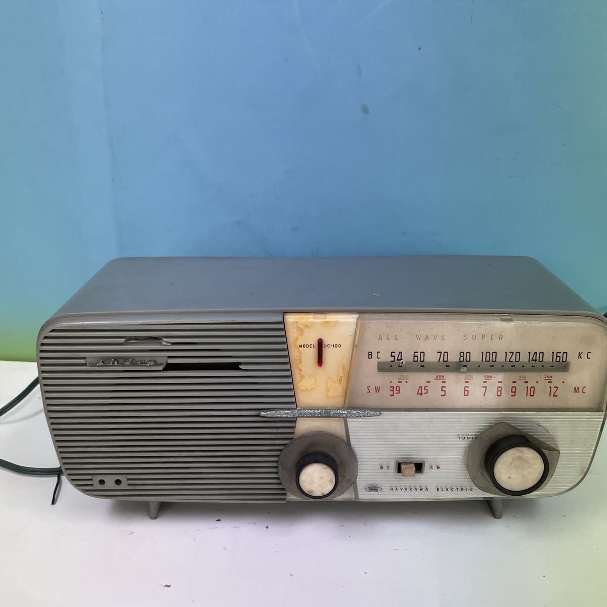 【やや傷や汚れあり】シャープ ラジオ 昭和レトロ UC-100型 早川電機工業 アンティーク コレクター 保管品 ジャンク 通電確認済み の ...