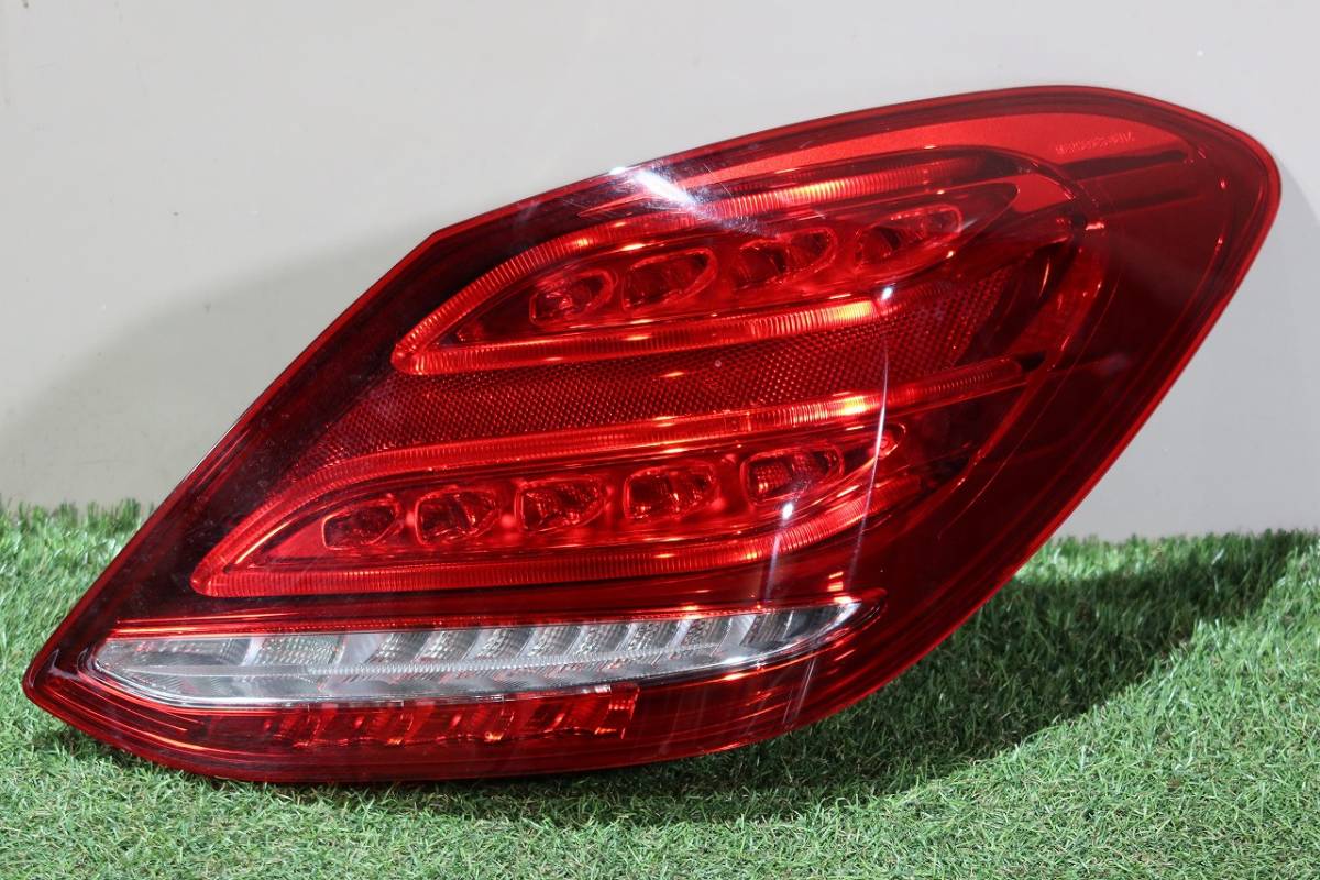 【目立った傷や汚れなし】〈美品〉メルセデスベンツ W205 Cクラス 前期 純正 テールランプ ライト 右 品番:A2059061457 即納 ...